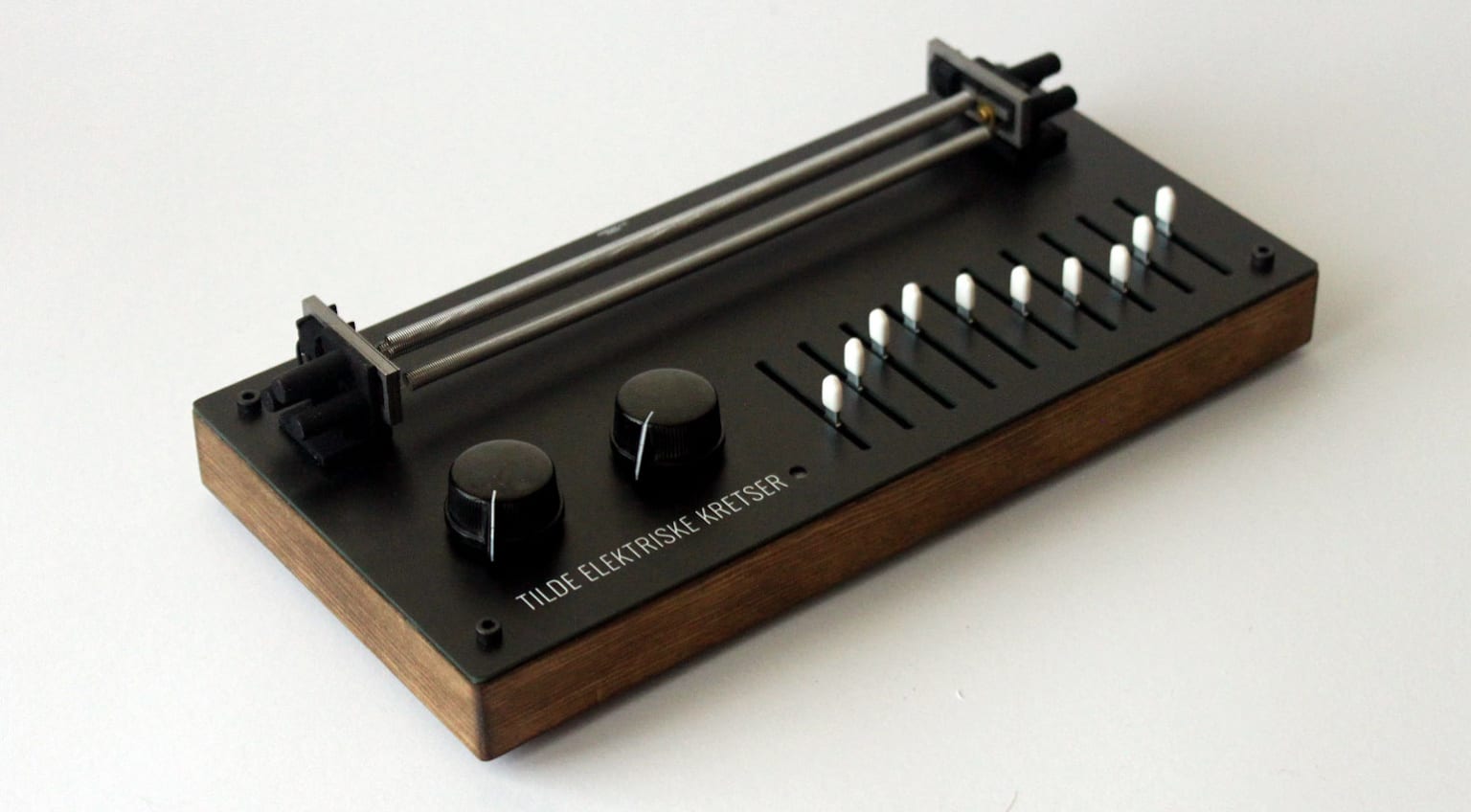 FJÆRLETT: Spring reverb audio feedback instrument of the gods ...