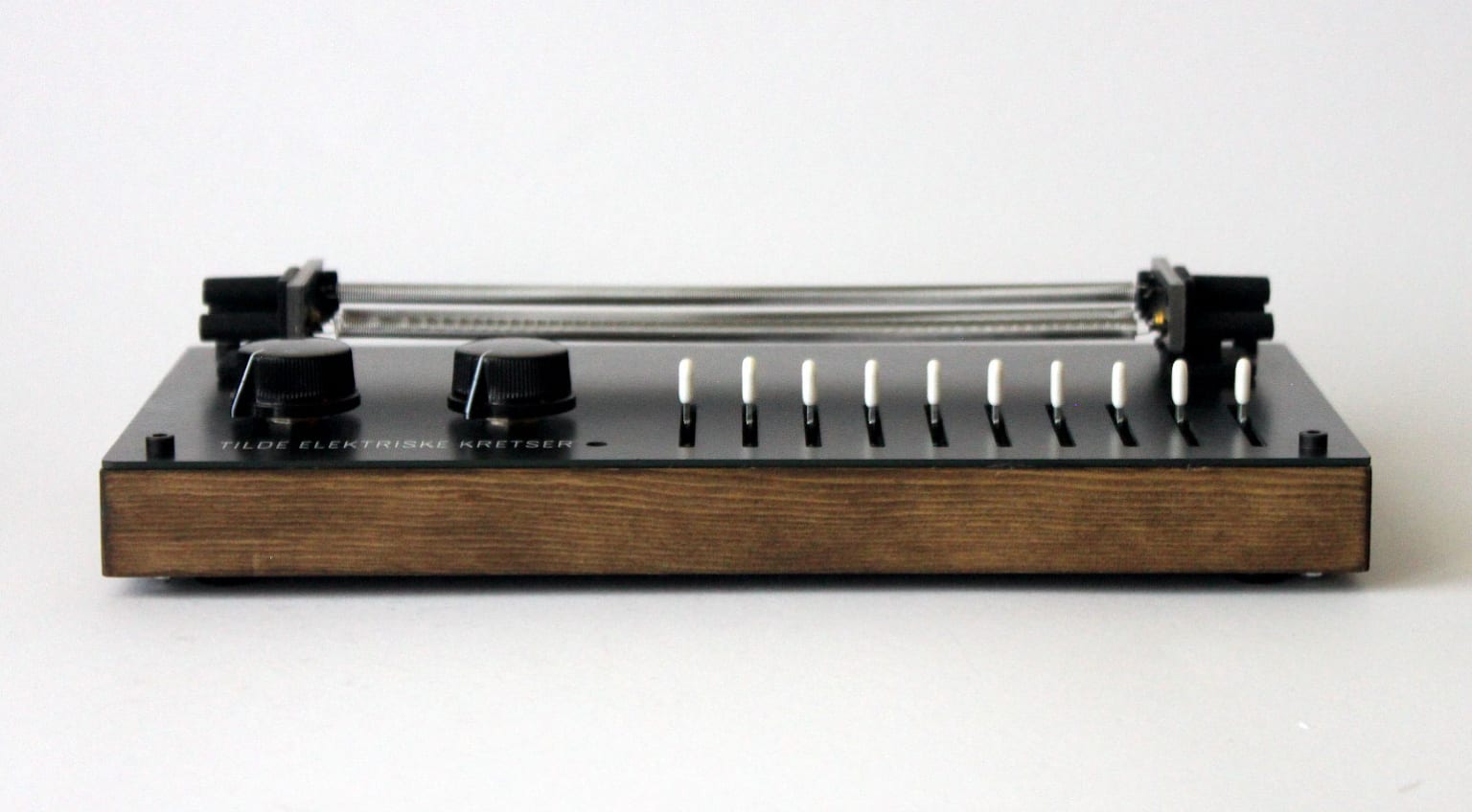 FJÆRLETT: Spring reverb audio feedback instrument of the gods ...