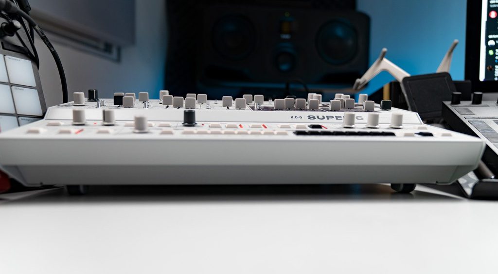 Review: UDO Audio Super 6 Desktop Synthesizer - gearnews.com