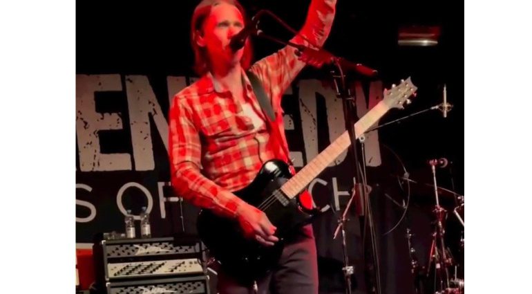 Myles Kennedy spotted with a PRS Telecaster - A new signature model ...