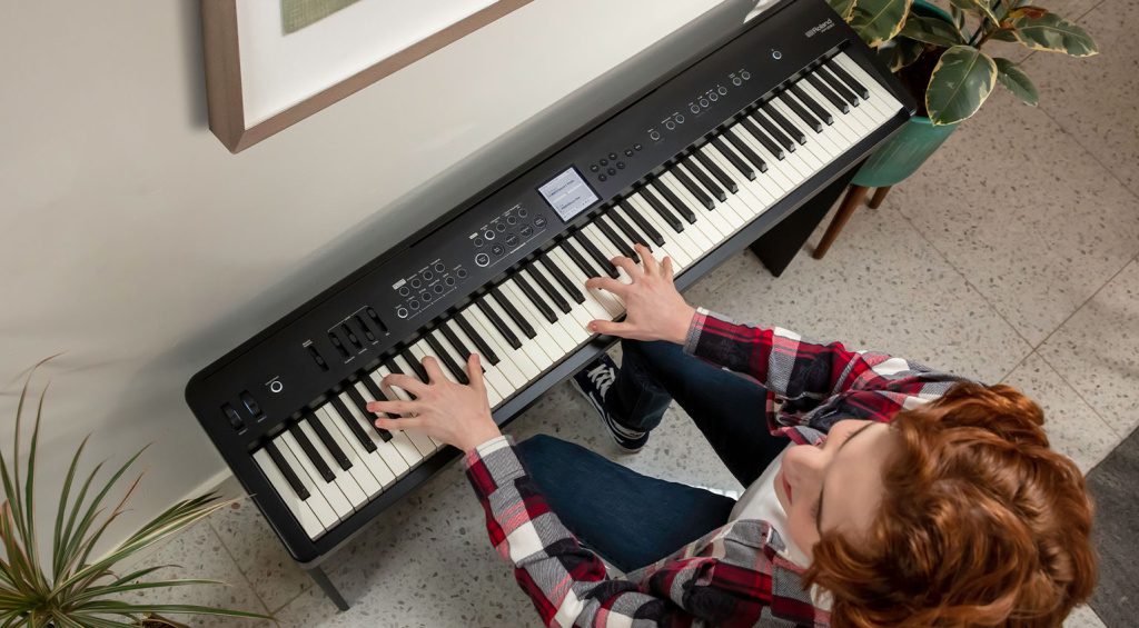 Roland FP-E50: Digital piano with ZEN-Core, vocal effects and more ...