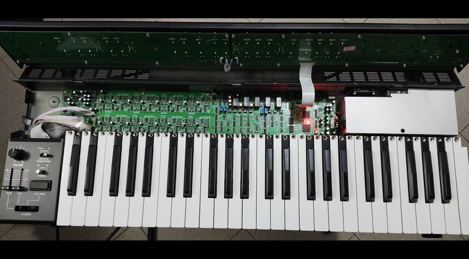 Behringer Reveal the Neptune-80 Juno 6/60 Clone - gearnews.com