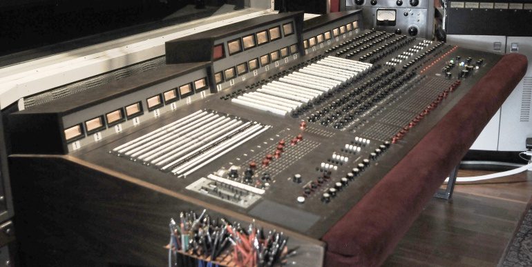 This is Bat Country: How To Sound Like Queens Of The Stone Age