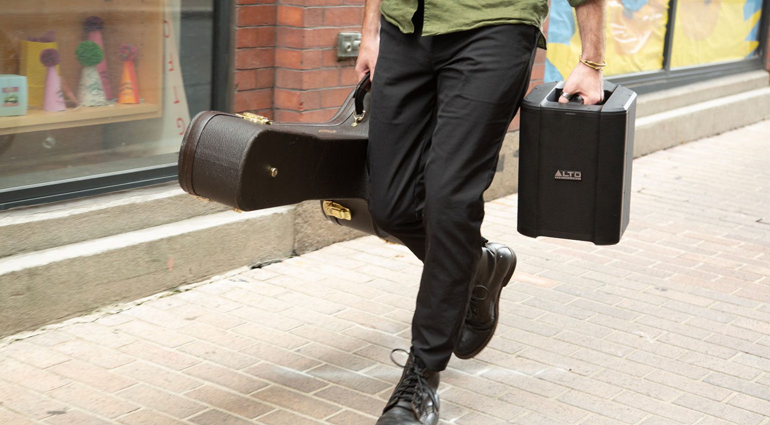 Alto Professional Busker: Portable PA - gearnews.com