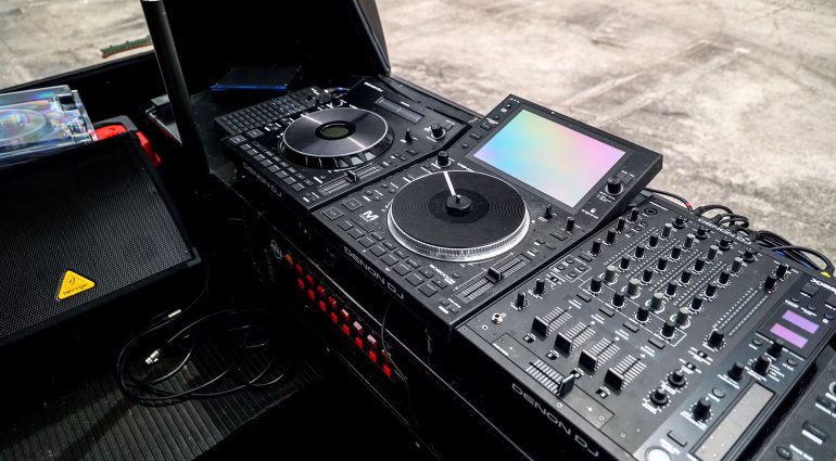 DJ Bus: Check Out This Booming Volkswagen Bus Packed With DJ Gear ...
