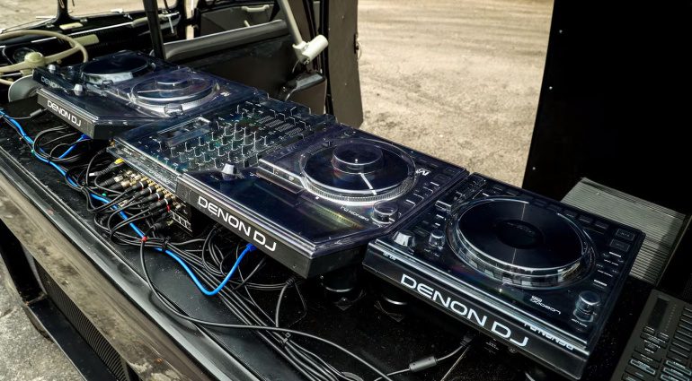 DJ Bus: Check Out This Booming Volkswagen Bus Packed With DJ Gear ...