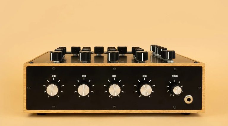 resør 3300: High-end Rotary Mixer for DJs and Sound Enthusiasts