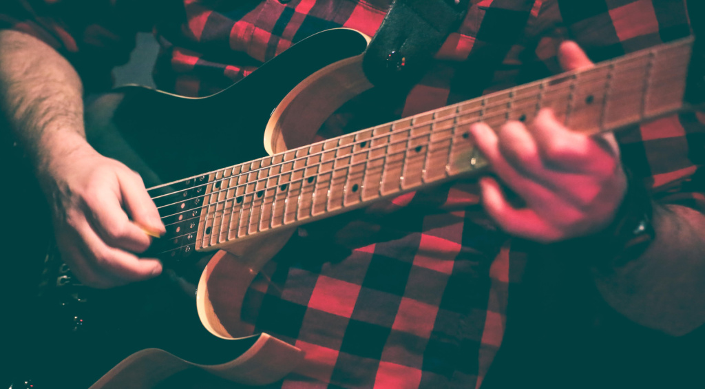Best Superstrat Under $1,000: Buyer's Guide for Modern Guitarists