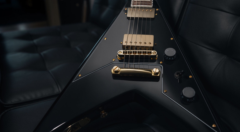 Jackson Scott Ian King V KVXT: Sleek Gloss Black Look for 2025 - gearnews.com
