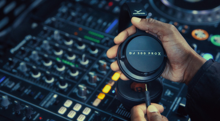 beyerdynamic's DJ 300 PRO X Headphones Let You Swap From On-Ear to Over ...